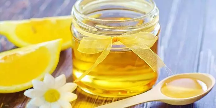 Cuñas de limón e tarro de mel