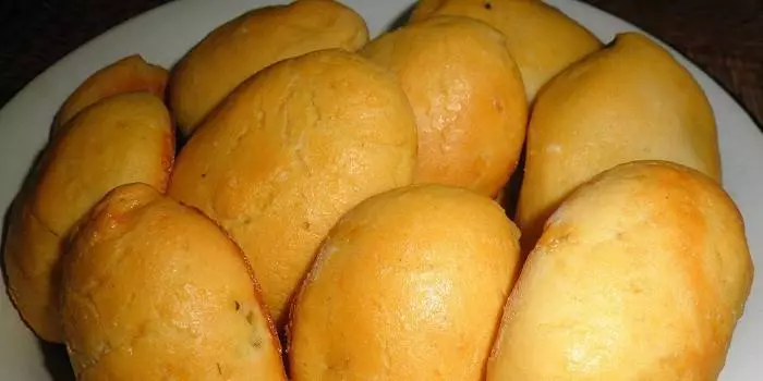 Awọn pies cornmeal ti a ti ṣetan ni awo kan