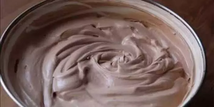 جبن كريمة الشوكولاتة في وعاء