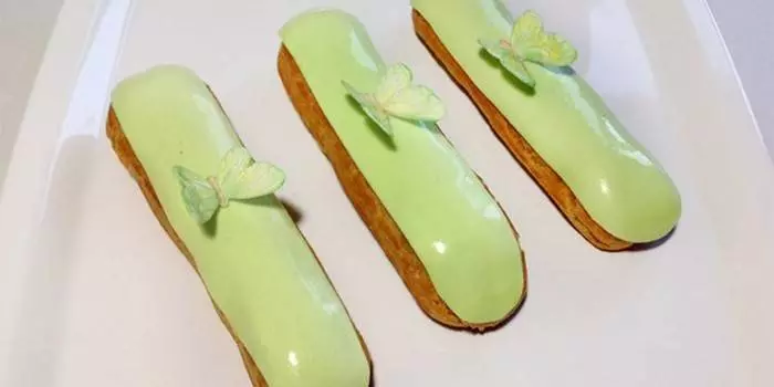 Ama-eclairs ane-pistachio cream ushizi
