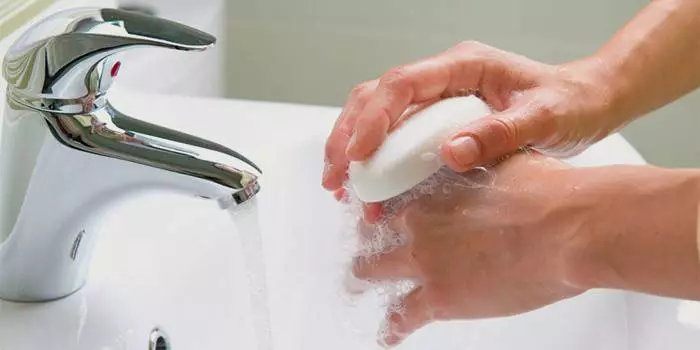 Ένας άντρας πλένει τα χέρια του με σαπούνι