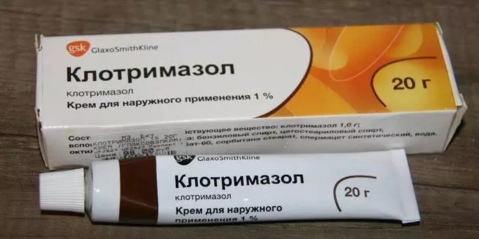 Krem Clotrimazole në paketë