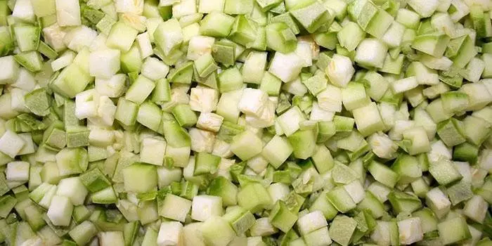 Dicing courgettes