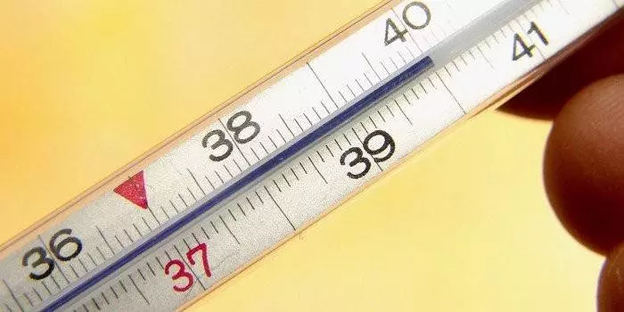 Thermometer mat héijer Temperatur an der Hand