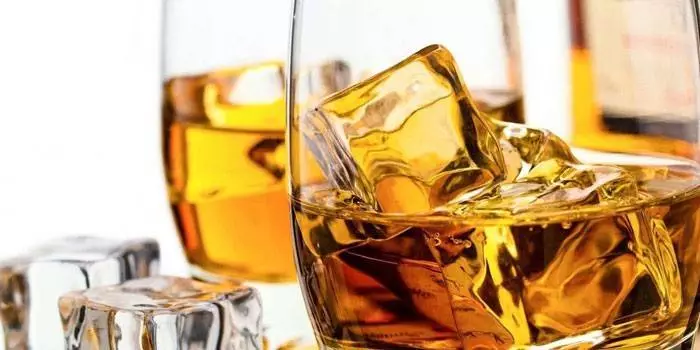 Rượu whisky trong ly