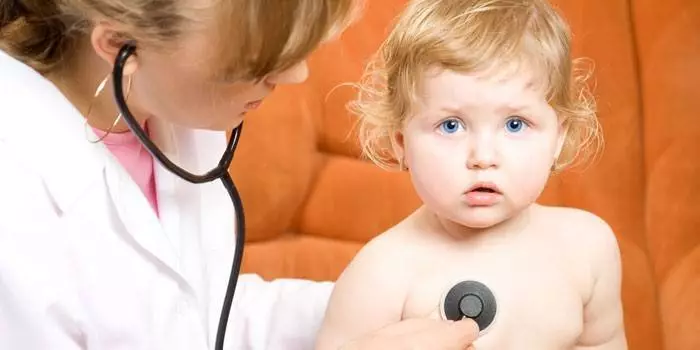 Doktor poslouchá plíce malého dítěte phonendoskopem