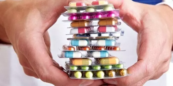 Tablete i kapsule u rukama