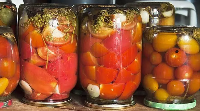Tomatos wedi'u marinogi â phersli