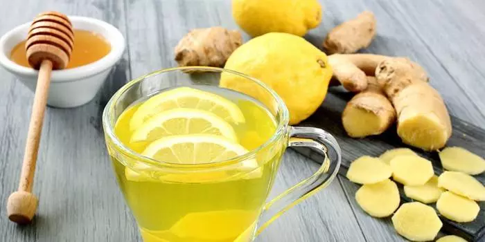 Čaj z koreňa zázvoru s citrónom a medom v šálke