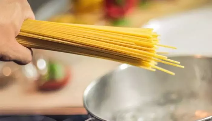 Spaghetti sa kamay at isang palayok ng tubig