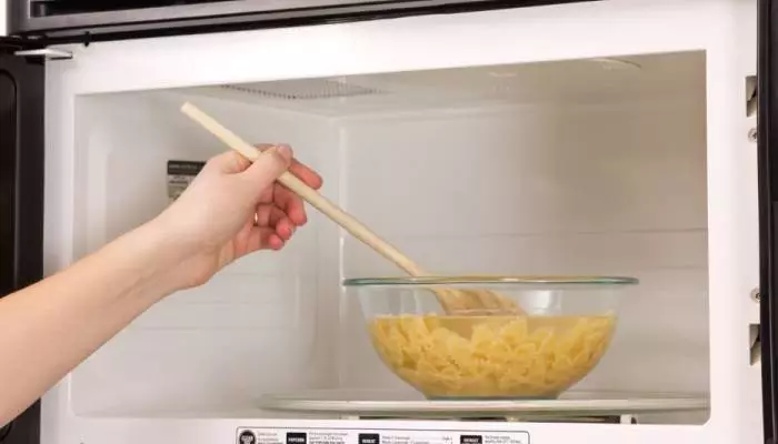 電子レンジでパスタを調理する