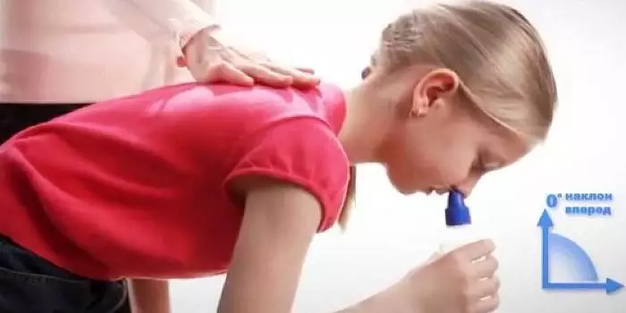 ילדה שוטפת את האף