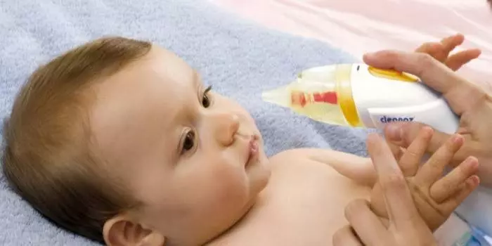 Barnet vaskes af næsen med en aspirator