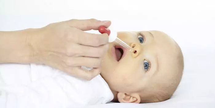 قطره به بینی کودک تزریق می شود