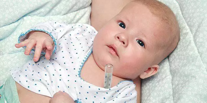 Бебе новороденче со термометар под раката