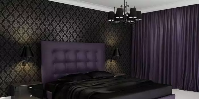 Tende viola classiche all'interno della camera da letto