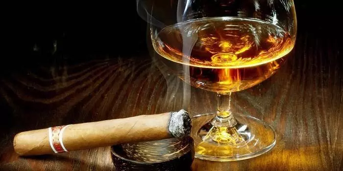 Pohár alkoholu a tlejúca cigara