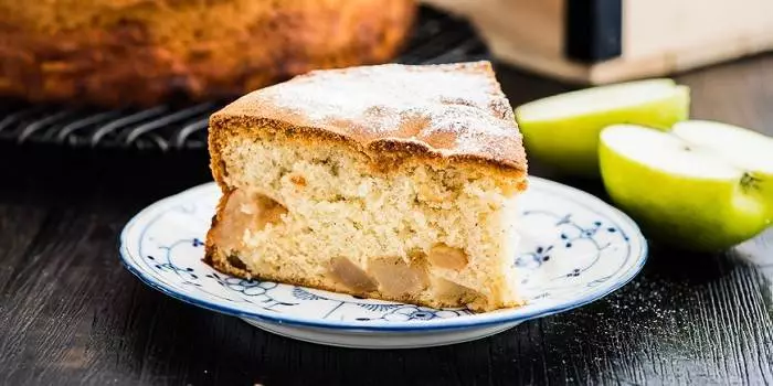 Slice vun flauschegen Apfelkuch op enger Platte