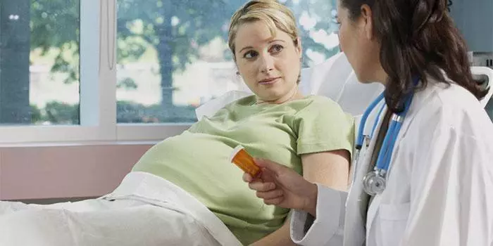 Legen konsulterer en gravid kvinne