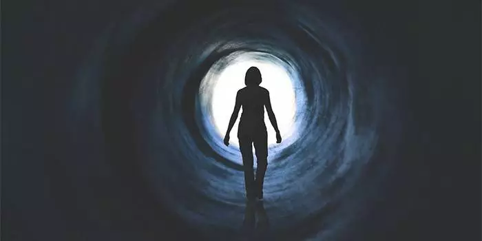 Menneskesjelen går gjennom tunnelen