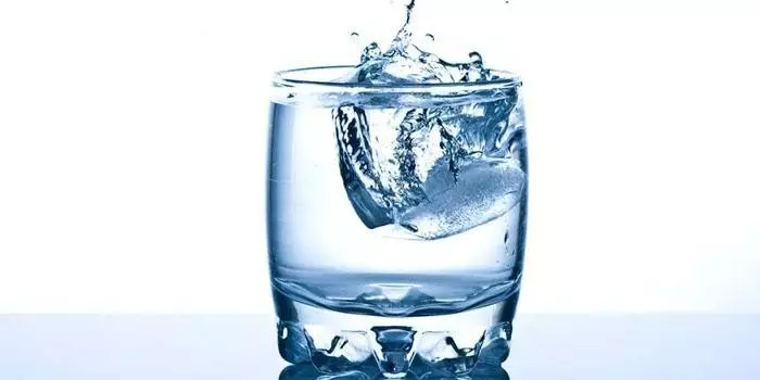 пиењето многу течности ја забрзува елиминацијата на токсините од замор