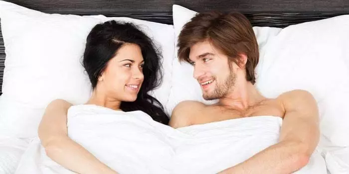 Muškarac i žena leže u krevetu