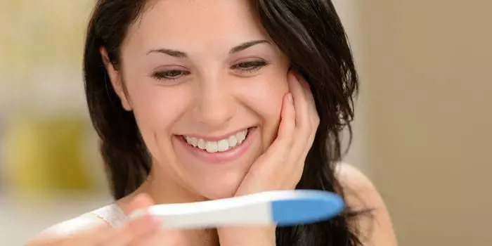 Meisje met zwangerschapstest in de hand