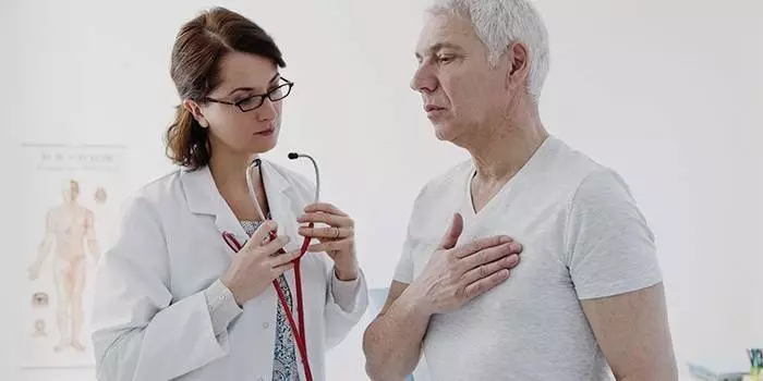 Một người đàn ông phàn nàn với bác sĩ về bệnh viêm phổi