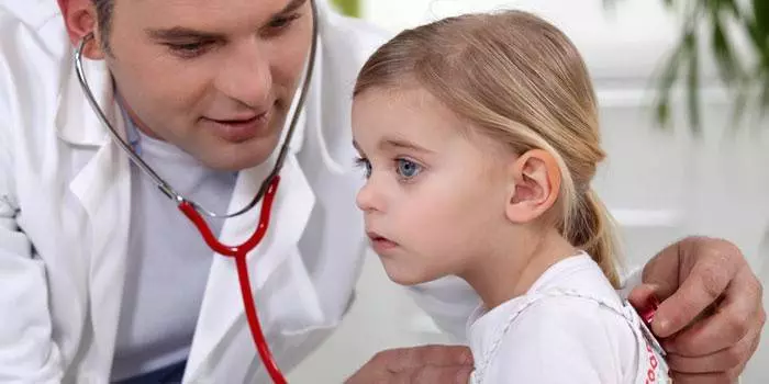 Ο γιατρός ακούει τους πνεύμονες ενός κοριτσιού