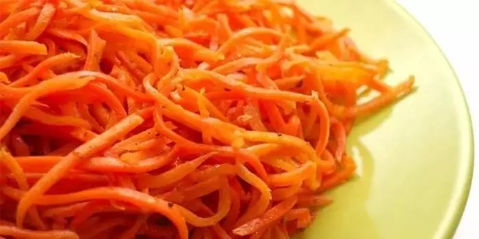 Готови корејски моркови на чинија