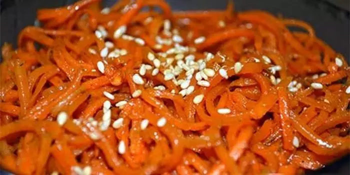 सोया सॉस और तिल के साथ कोरियाई गाजर