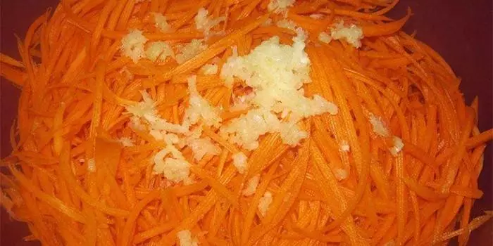 Nakrájanú mrkvu a cesnak v miske