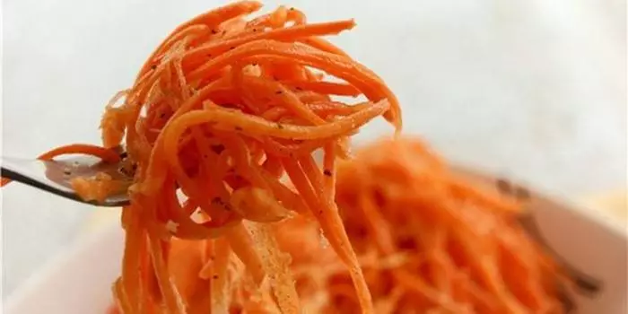 एक कांटा पर कोरियाई मसालेदार गाजर