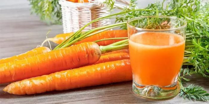 یک لیوان آب هویج و هویج