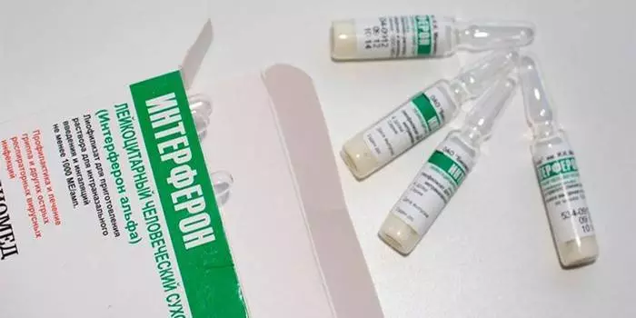 Ampullen en verpakking van het medicijn Interferon