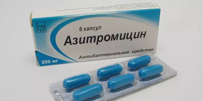 เม็ด Azithromycin ในแพ็คเกจ