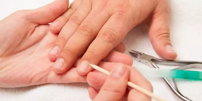 Iyo tenzi inogadzira manicure yemurume