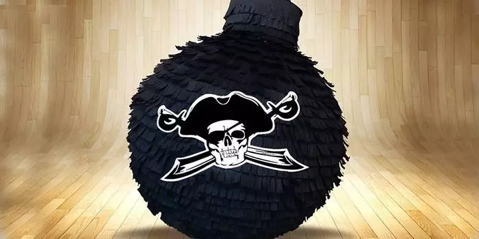 Patrankos kamuolio formos pinata su piratų simboliu