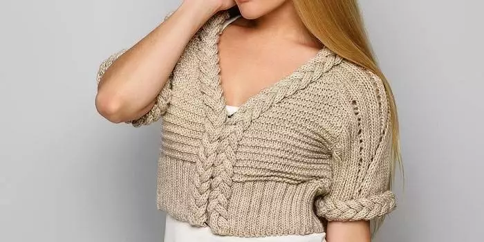 Hluas nkauj nyob rau hauv sov knitted bolero