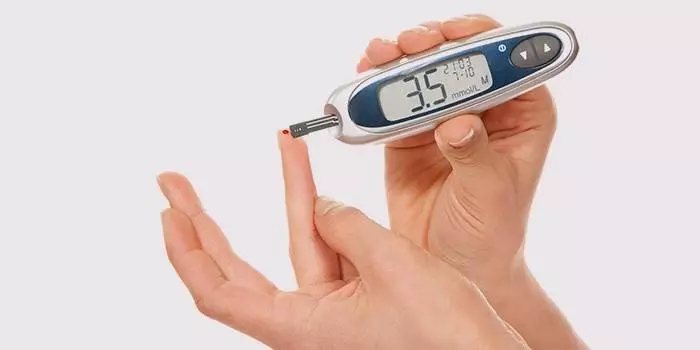 血糖値計で血糖値を測定する