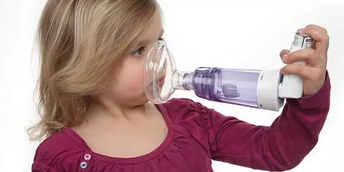 Dievča s inhalačným zariadením