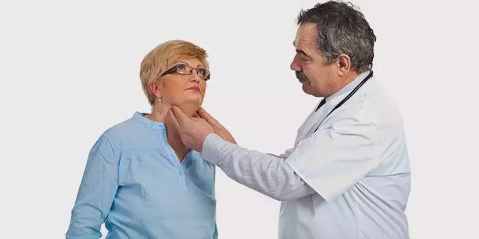 Arst uurib naise kaela