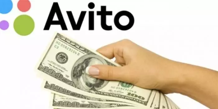 Logo Avito i pieniądze w ręku