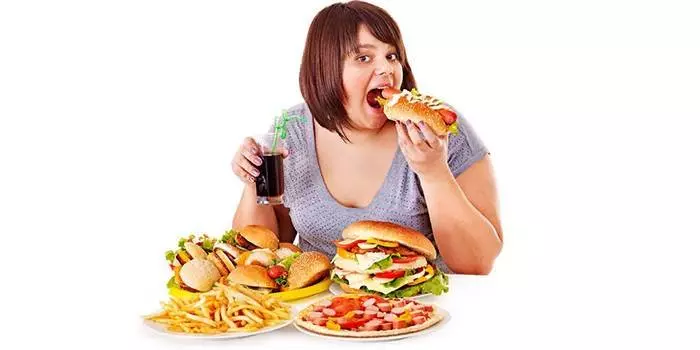 Người phụ nữ ăn thức ăn nhanh và uống soda