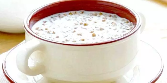 Buckwheat alawọ ewe pẹlu kefir ninu ago kan