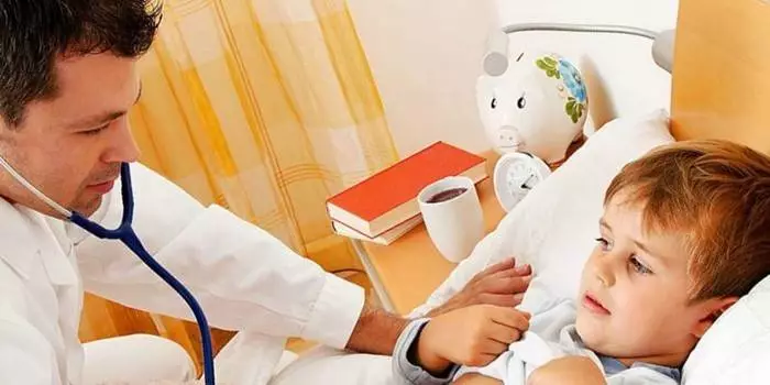 Dokter memeriksa anak itu