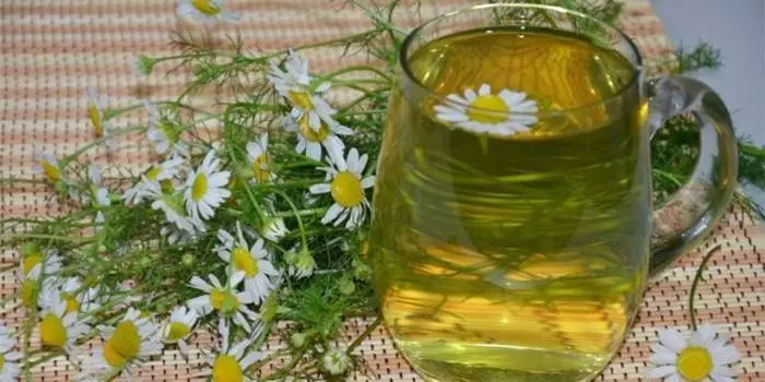 Piala sareng infus chamomile