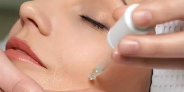 El sèrum s’aplica a la cara d’una dona des d’una pipeta