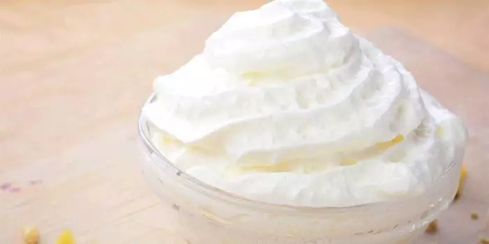 Whipped cream sa isang mangkok