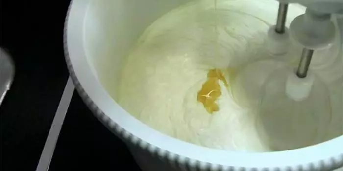 La enkonduko de gelateno en la procezo de batado de kremo kun miksilo